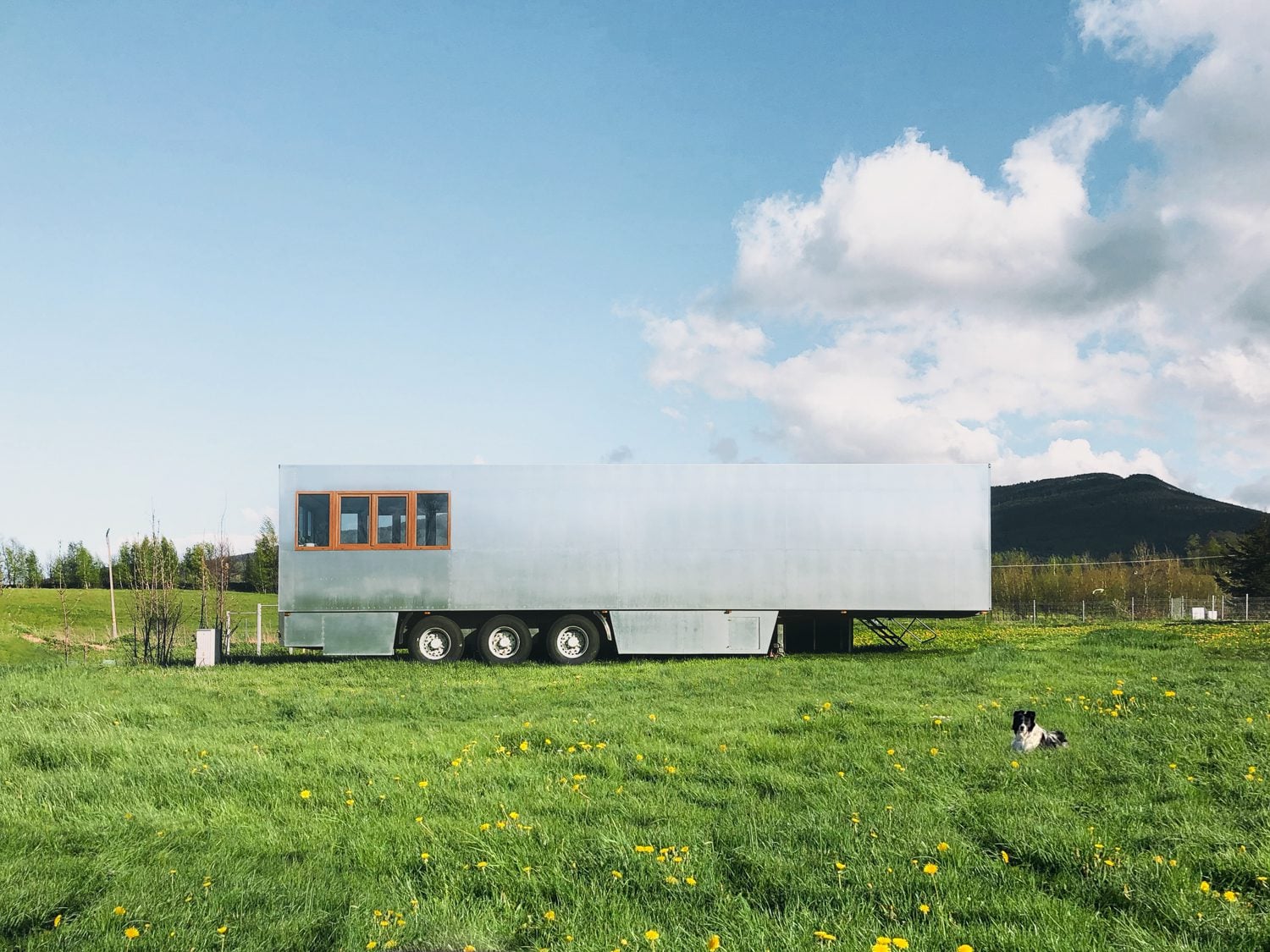 Znamy się Creates a Contemporary Mobile Hotel by Upcycling a Trailer ...