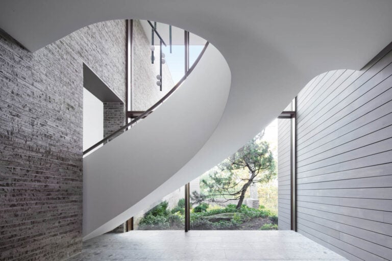 This Modern Glass House Offers Striking Views - Interior Design