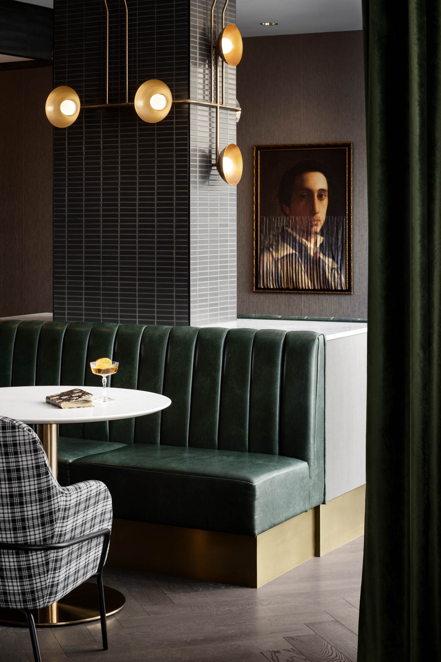 An Oscar Wilde-Inspired Hotel Nods to One of His Classics